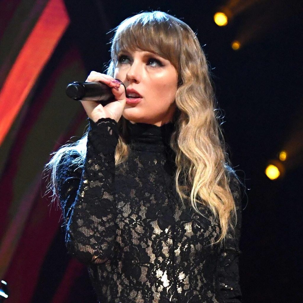 Taylor Swift Wears Risqué Outfit at the Rock & Roll Hall Of Fame Event ...